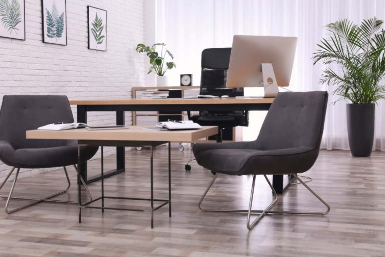 Crossed Leg Office Chair: Pros and Cons of the New Seating Trend