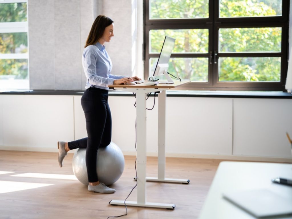 The Top 6 Incredible Benefits of Using a Standing Desk | ARTEIL