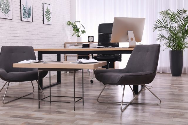 Crossed Leg Office Chair: Pros and Cons of the New Seating Trend